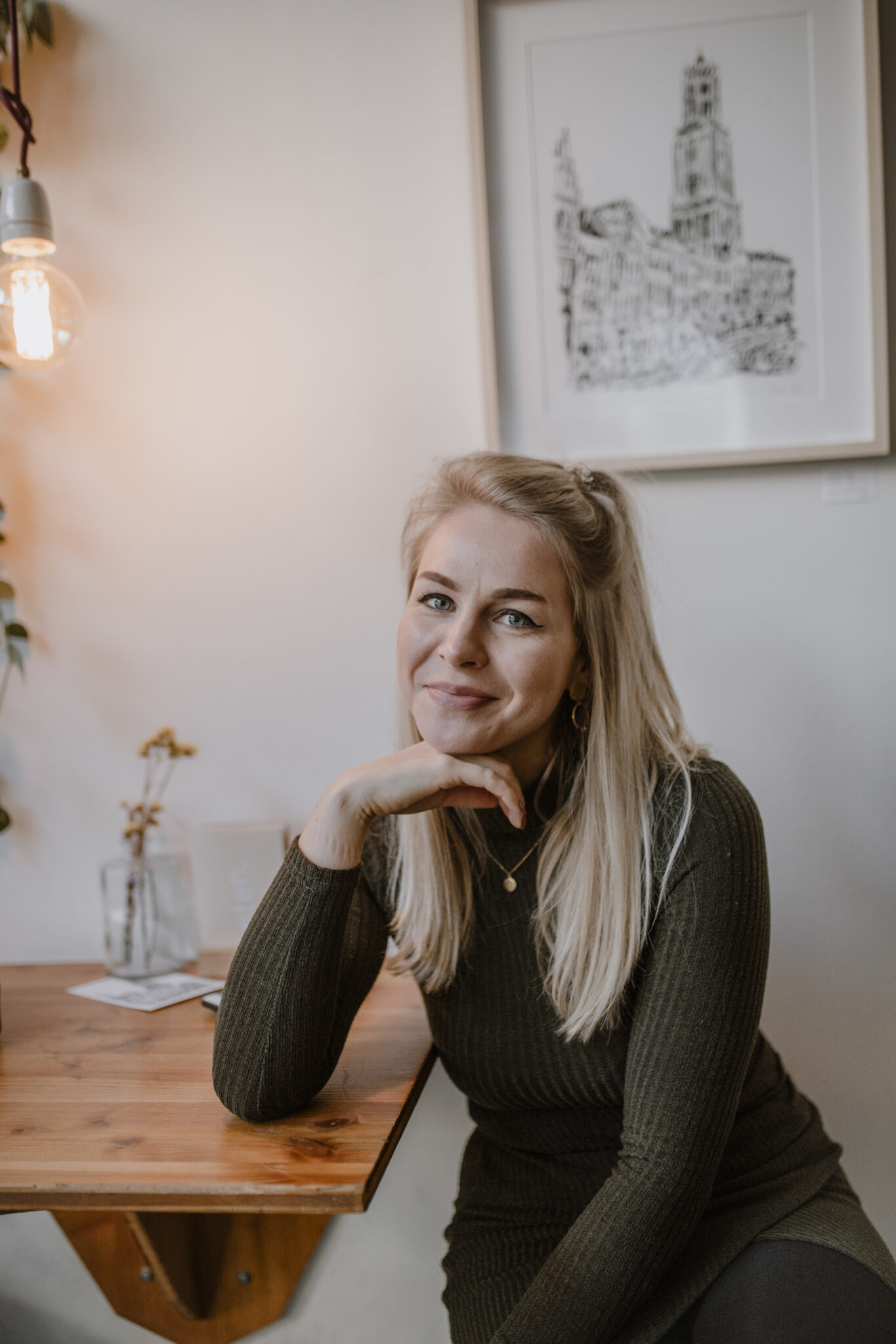 Zij verdient een ton per jaar: Debra van der Heide van dsocials - Vrije ...