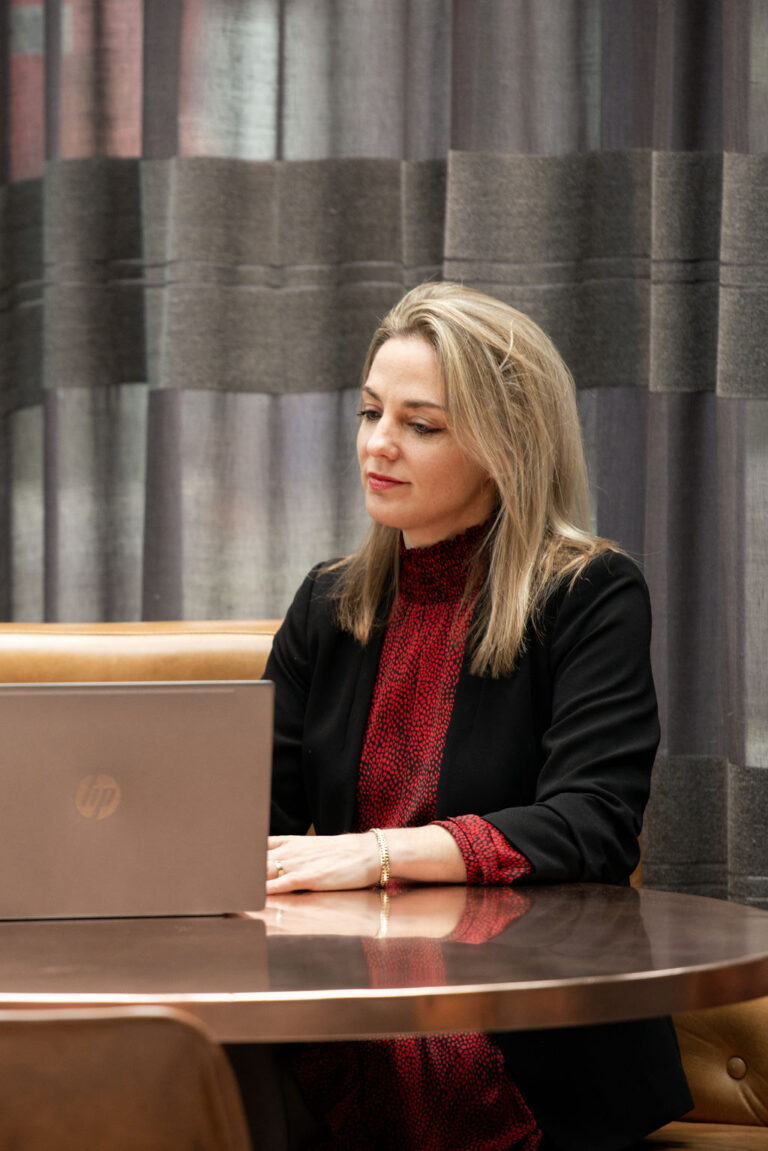 Zij verdient een ton: Financieel Vrije Vrouw Janneke van den Brink ...