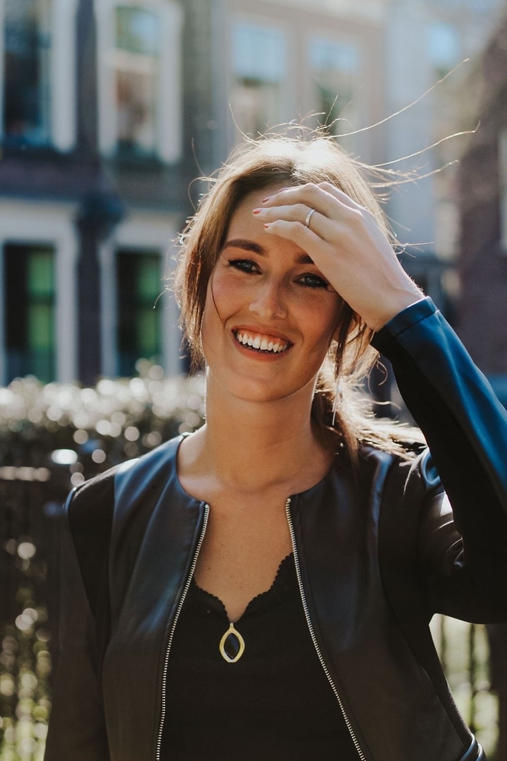 Zij verdient een ton: Lady Lawyer Sharon de Rooij - Vrije Meid - The ...